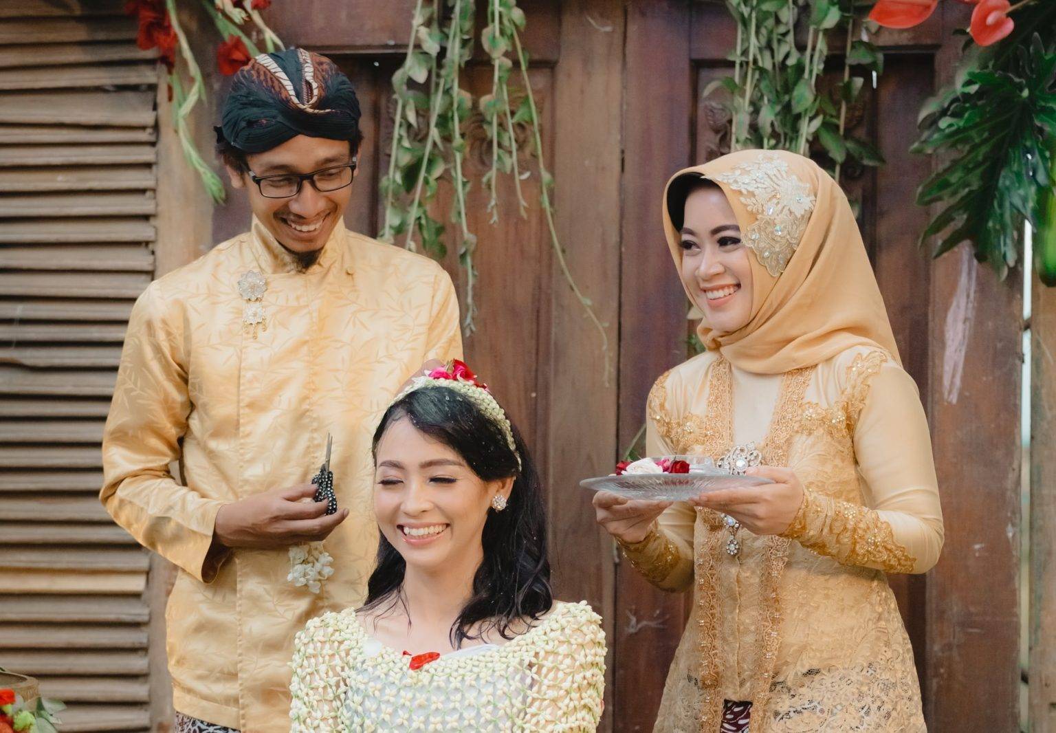Ritual Siraman dalam Pernikahan Adat Jawa dan Maknanya - fabday.id